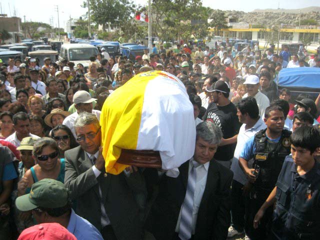 Pasean ataúd de alcalde José Montalván por las calles de Casma | RPP ...