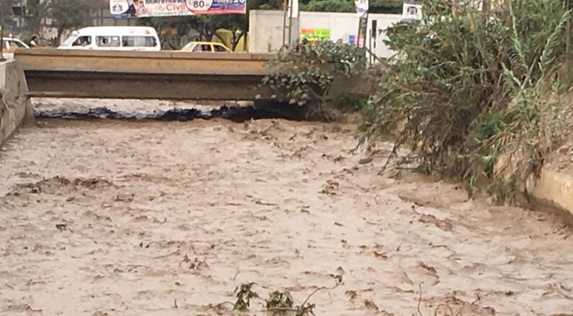 Video | El impresionante momento de la llegada del huaico sobre el ...