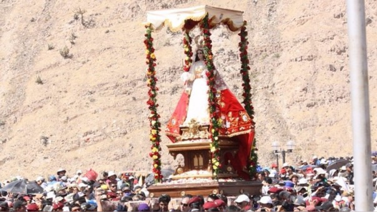 Fieles iniciaron peregrinación al Santuario de la Virgen de Chapi | RPP ...
