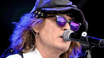 Johnny Depp luce irreconocible tras afeitarse la barba y el bigote [VIDEO]