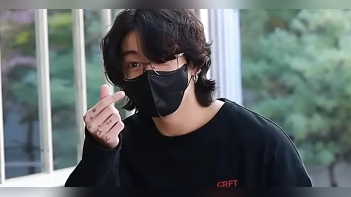 Jungkook en Qatar saludando a ARMY [VIDEO]